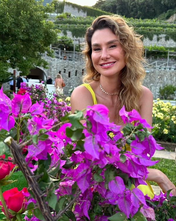 Lavínia Vlasak publica foto raríssima com o marido em casamento na Itália