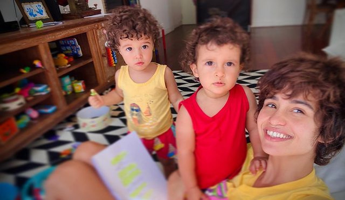 Nanda Costa mostra manhã de trabalho com as gêmeas: 'Será que vão me ajudar?'