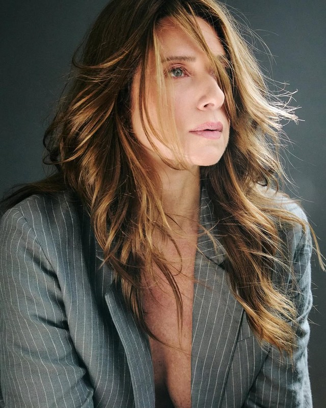 Letícia Spiller posa de blazer sem nada por baixo e deixa legenda para ...