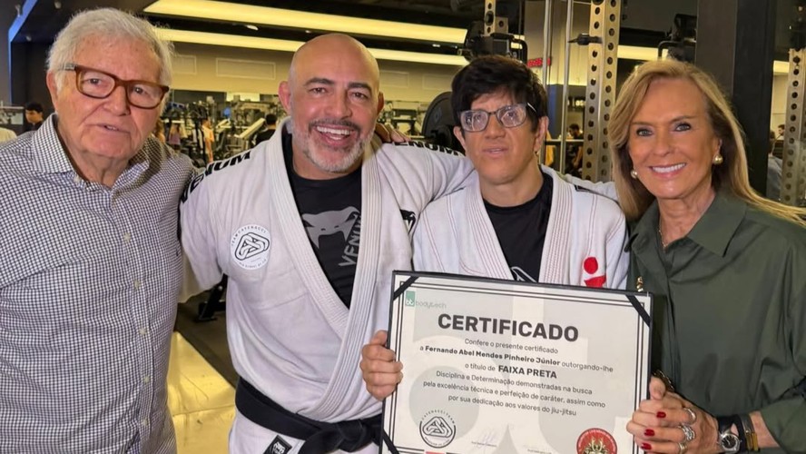 Helô Pinheiro, eterna Garota de Ipanema, celebra conquista do filho no ...