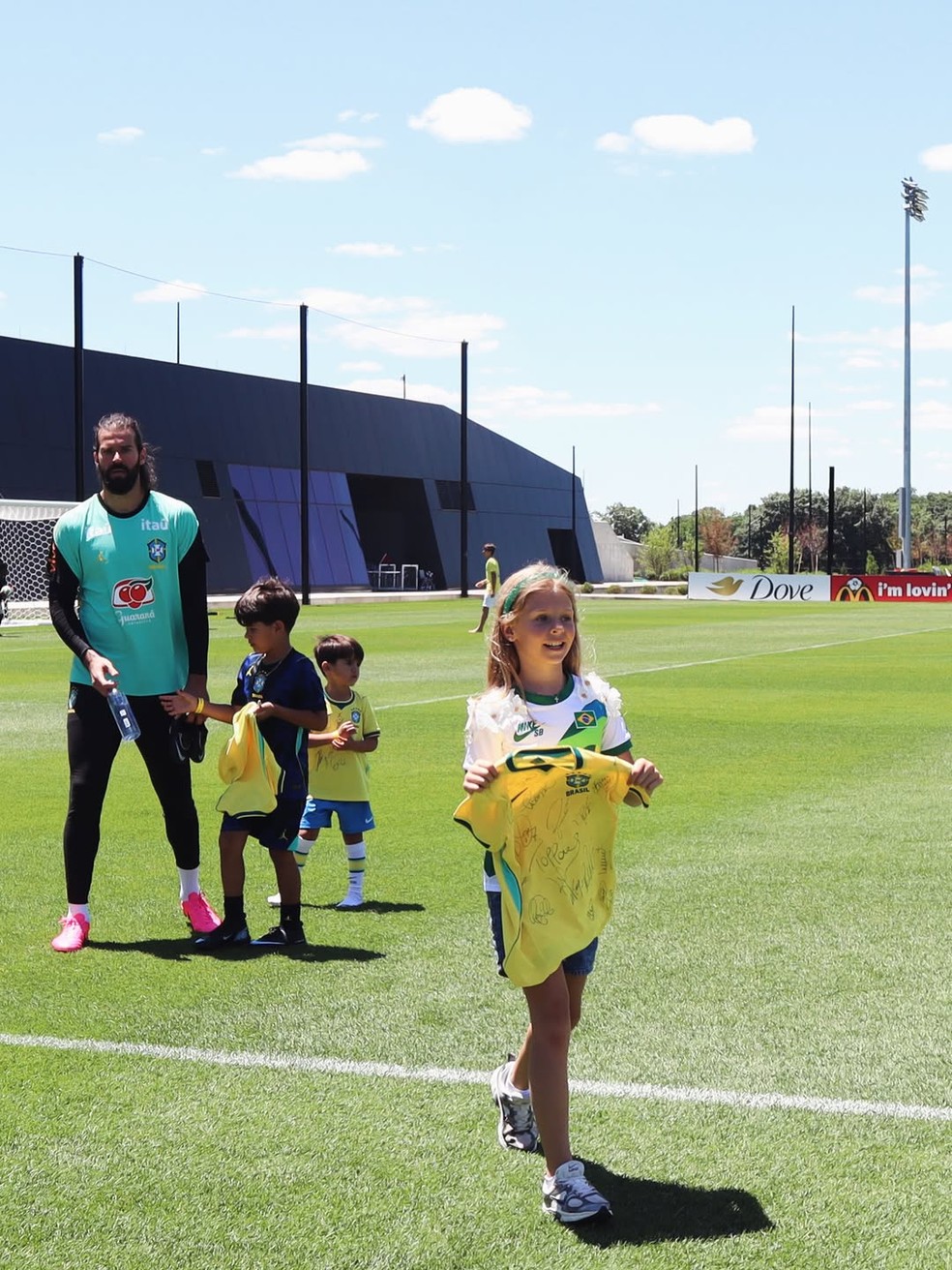 Mulher de Alisson, Natália Becker e os filhos assistem ao treino do ...