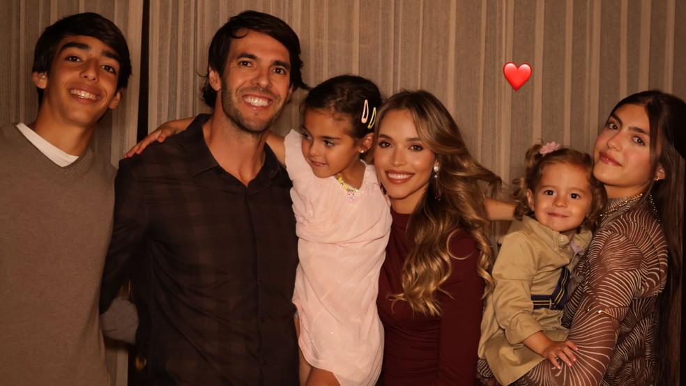 Carol Leite mostra registros de aniversário com marido, Kaká, e filhos ...