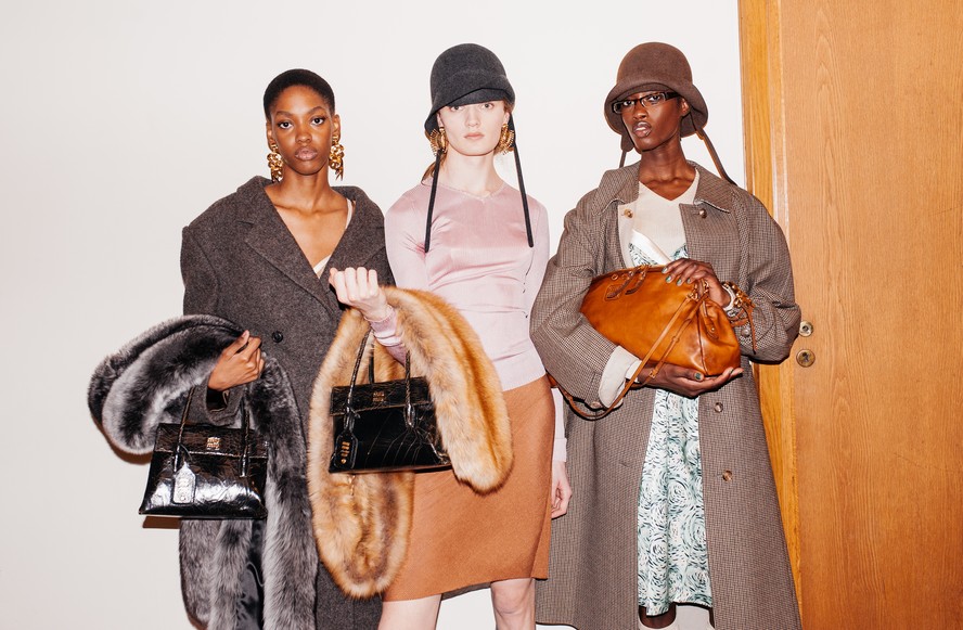 Miu Miu transforma guarda-roupa da vovó em looks-desejo no Inverno 25