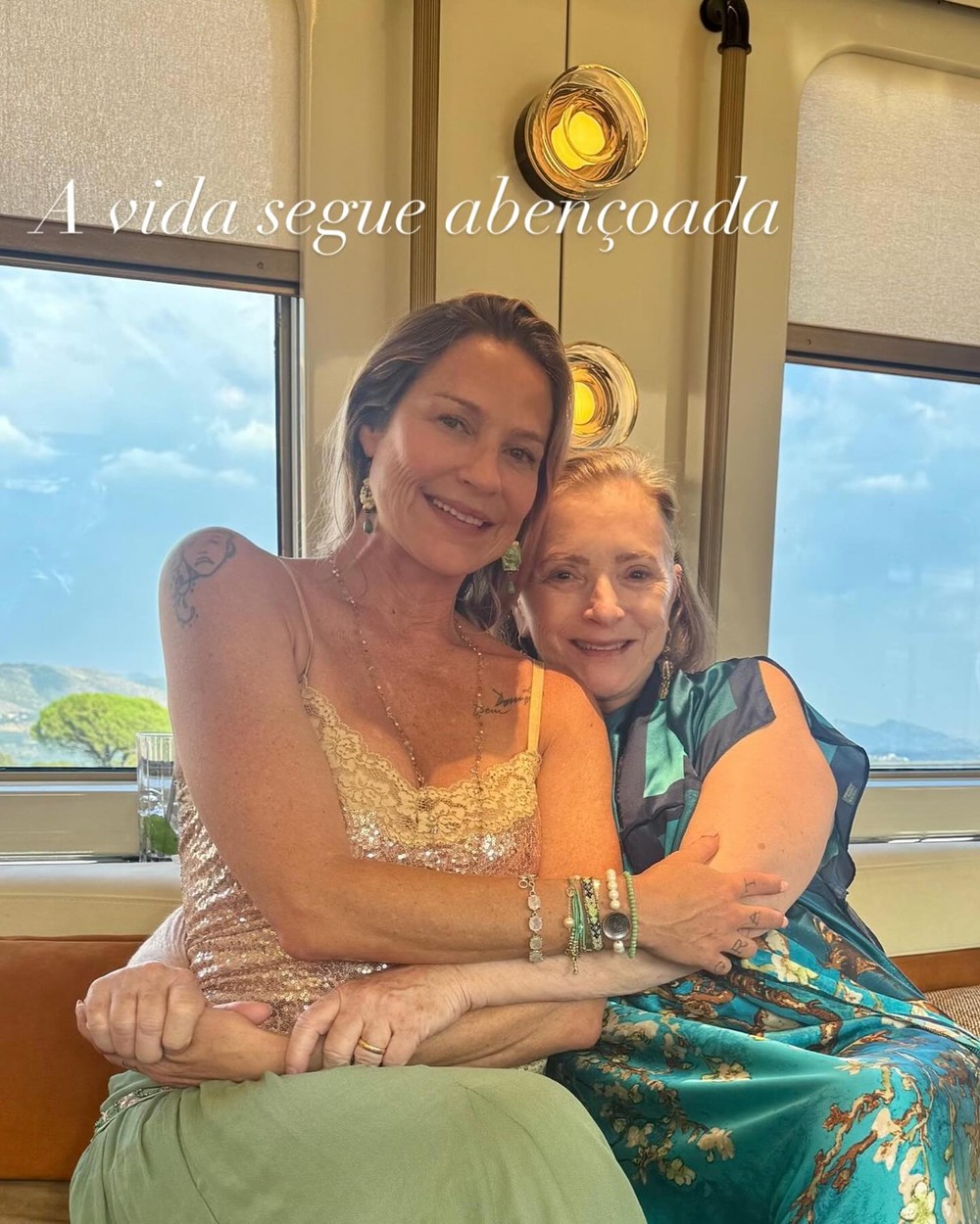 Mãe de Luana Piovani publica cliques em família com o irmão e pai que adotou a atriz: 'Meu farol'