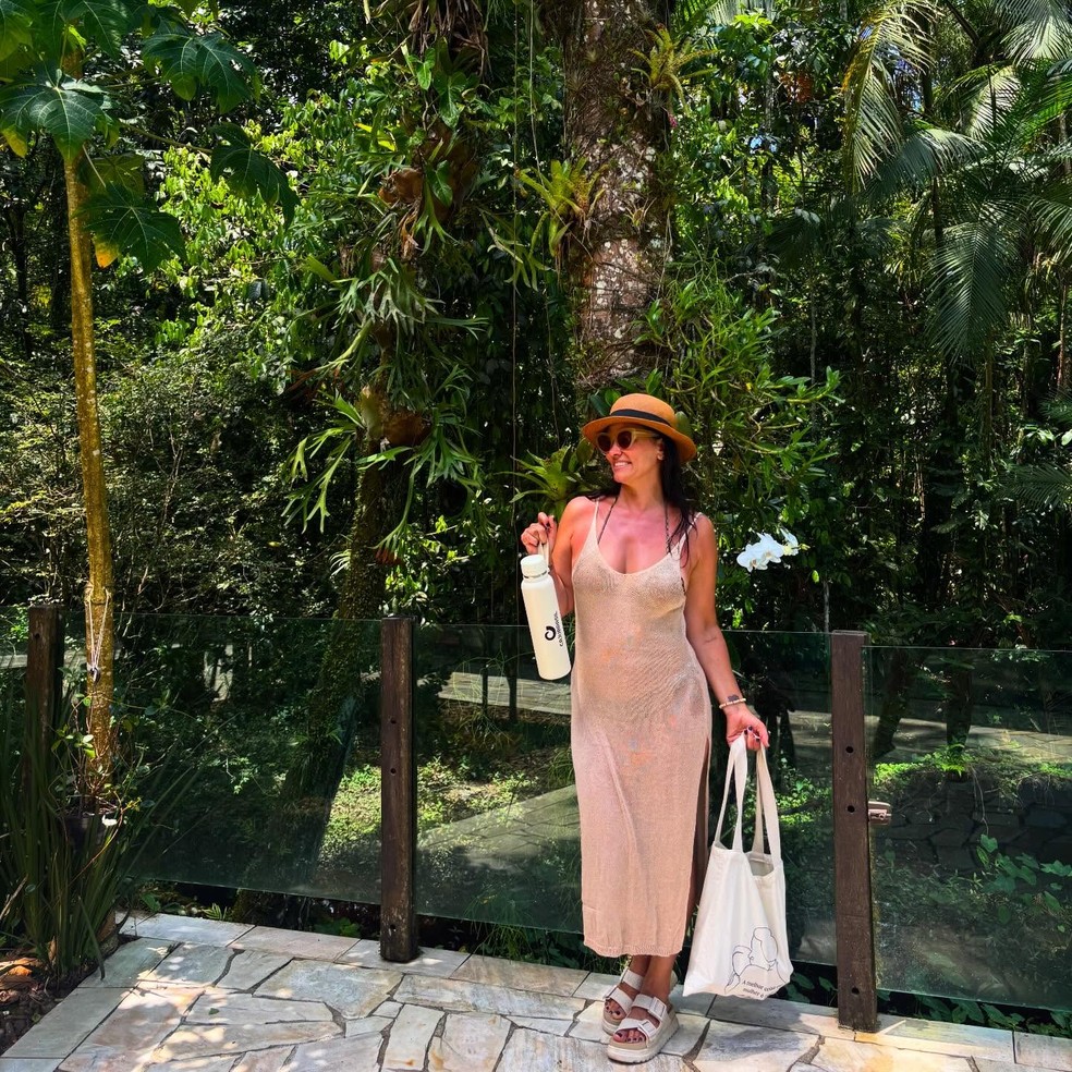 Solteira, Suzana Alves toma banho de mar e posa de biquíni durante ...