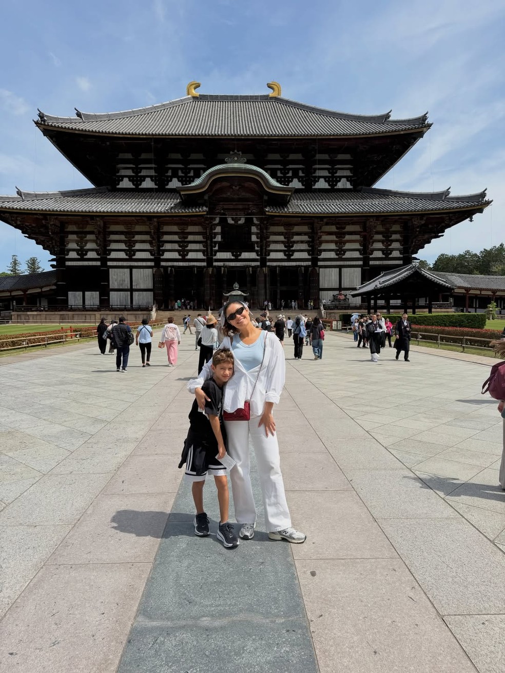Sophie Charlotte mostra filho alimentando cervos em parque no Japão ...