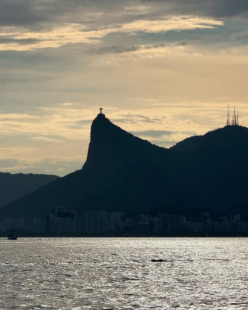 Grávida, Brunna Gonçalves revela novo visual em passeio de barco com ...