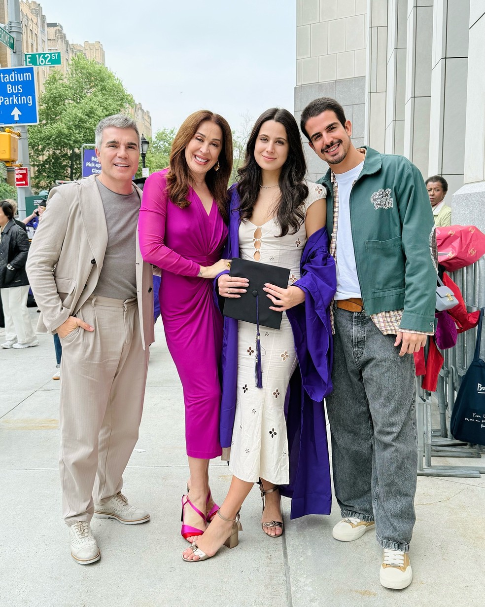 Claudia Raia publica homenagem após formatura da filha nos EUA: 'Mulher determinada'