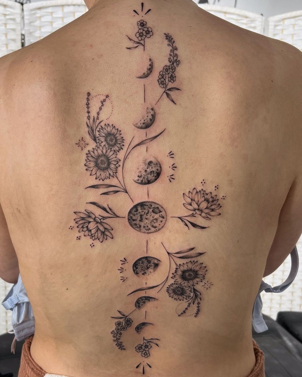 Tatuagem feminina nas costas com as fases da lua: inspire-se no poder ...