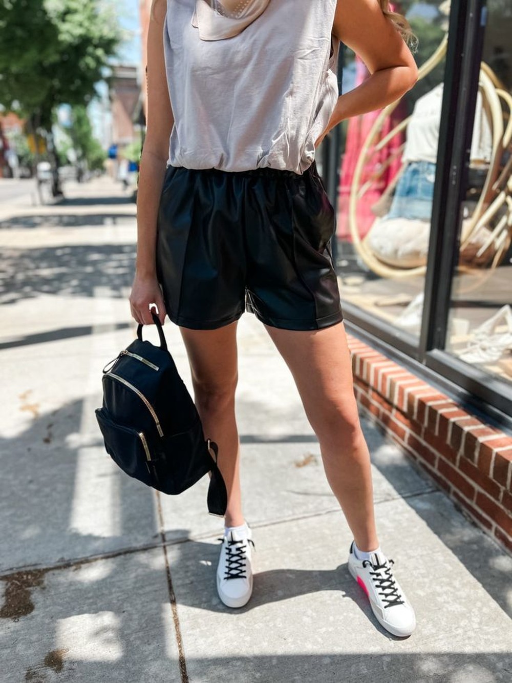 Invista no couro! 24 looks com short de couro para ir além da jaqueta e ...