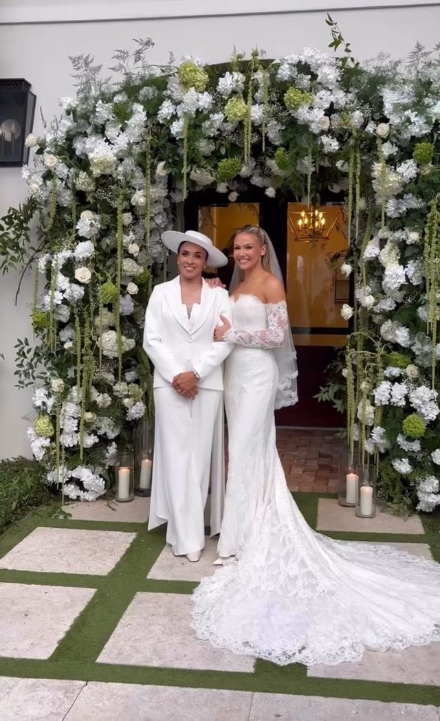 Marta se casa com Carrie Lawrence em cerimônia nos Estados Unidos