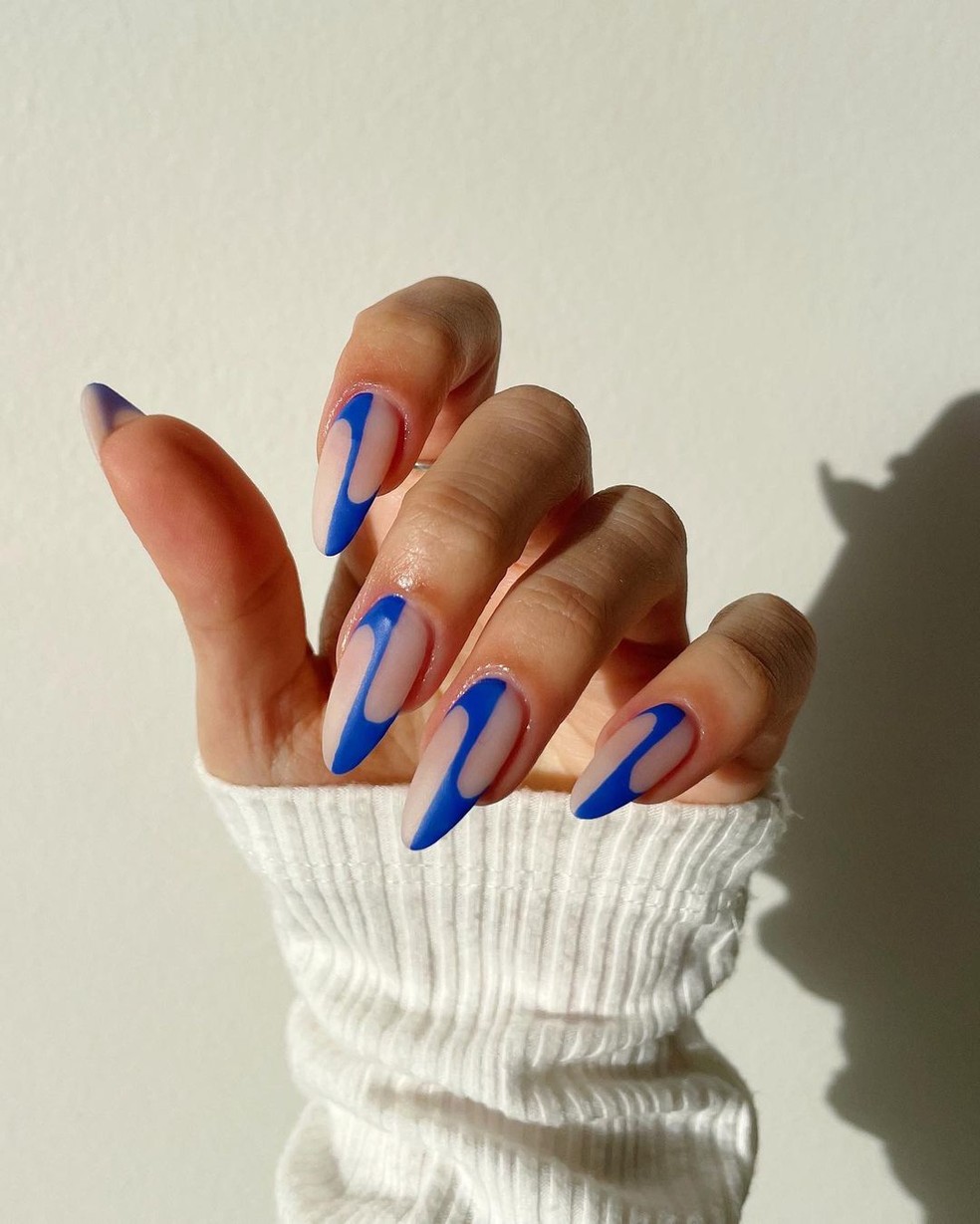 Unhas decoradas em azul escuro: entre na tendência