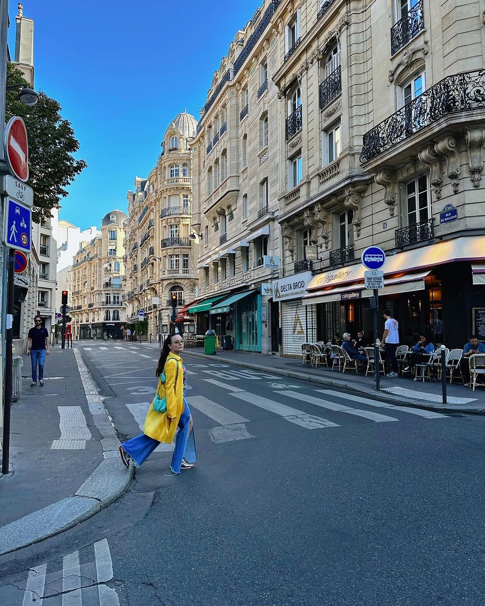 Larissa Manoela brinca com nome de loja em Paris ao posar para foto
