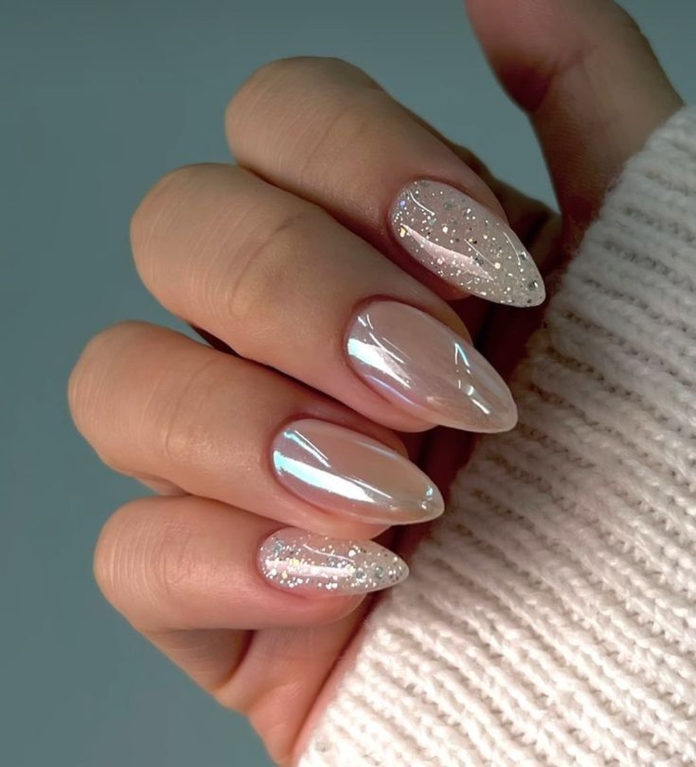 Unhas decoradas em prata: o efeito espelhado que merece a sua atenção