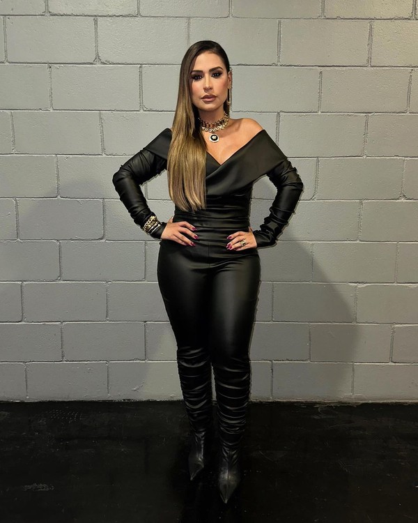 Looks de Simone Mendes: cantora mostra como ser estilosa usando preto