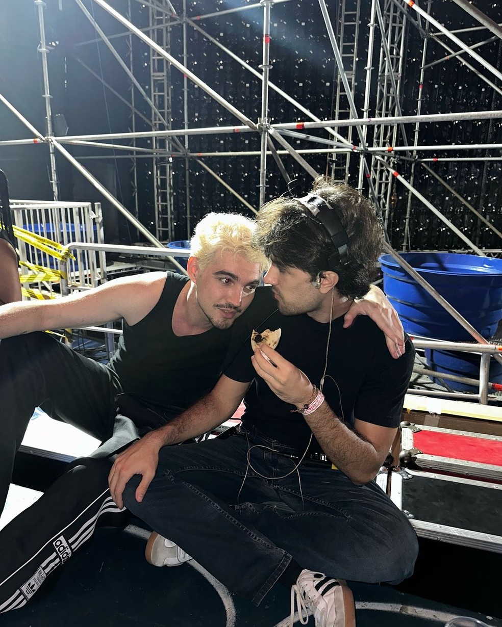 Jão abre álbum de fotos com produtor Pedro Tofáni: 'Dois namoradinhos'