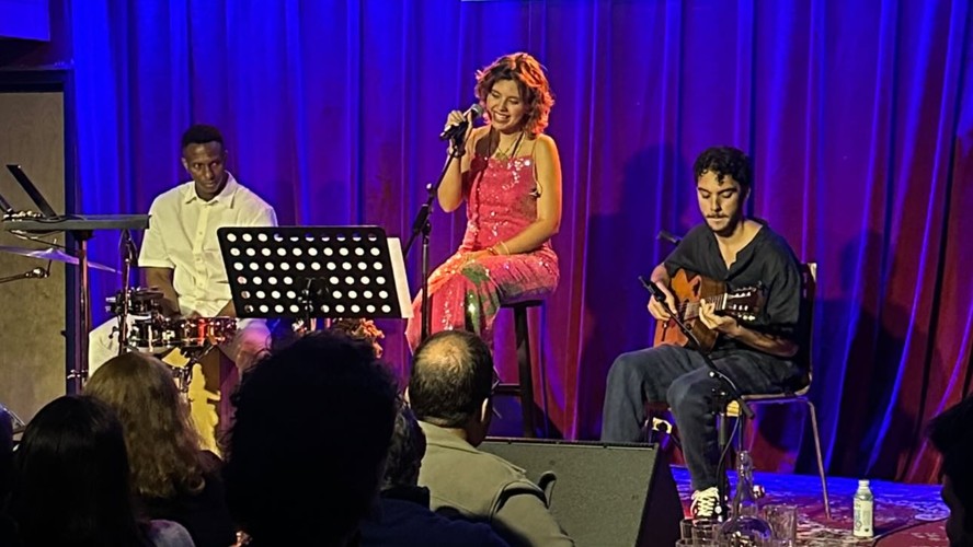 Flor Gil faz estreia em Nova York com show intimista e ganha apoio de ...