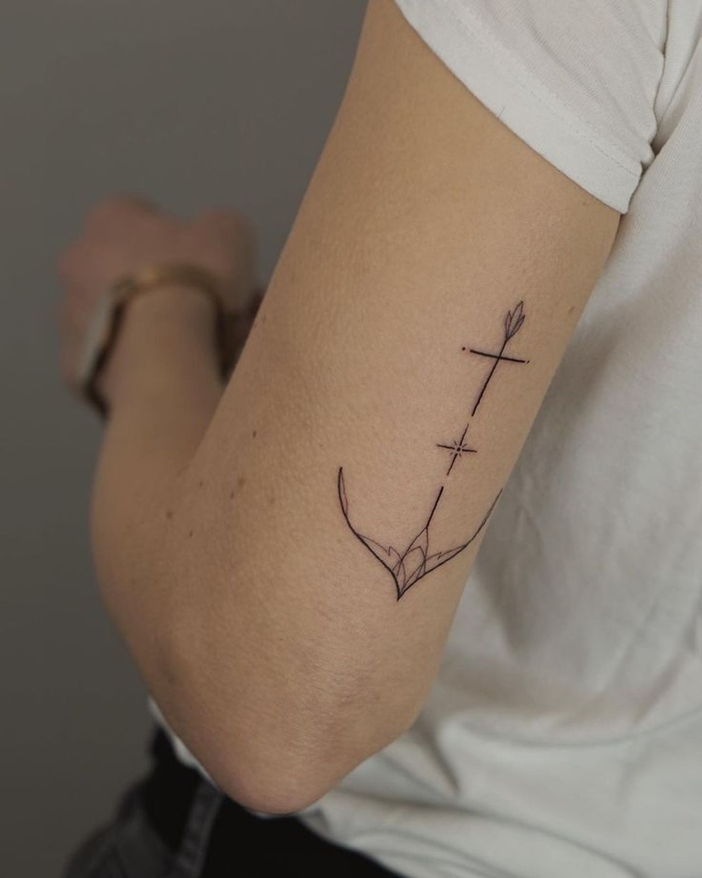 Tatuagem de âncora feminina: 25 ideias para reinventar o clássico!