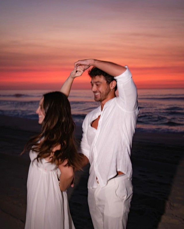 Larissa Manoela combina look com André Luiz Frambach em cliques na praia