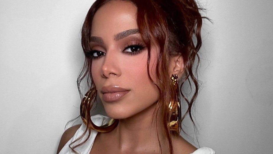 Anitta investe em decote poderoso em look para curtir noite em Miami ...