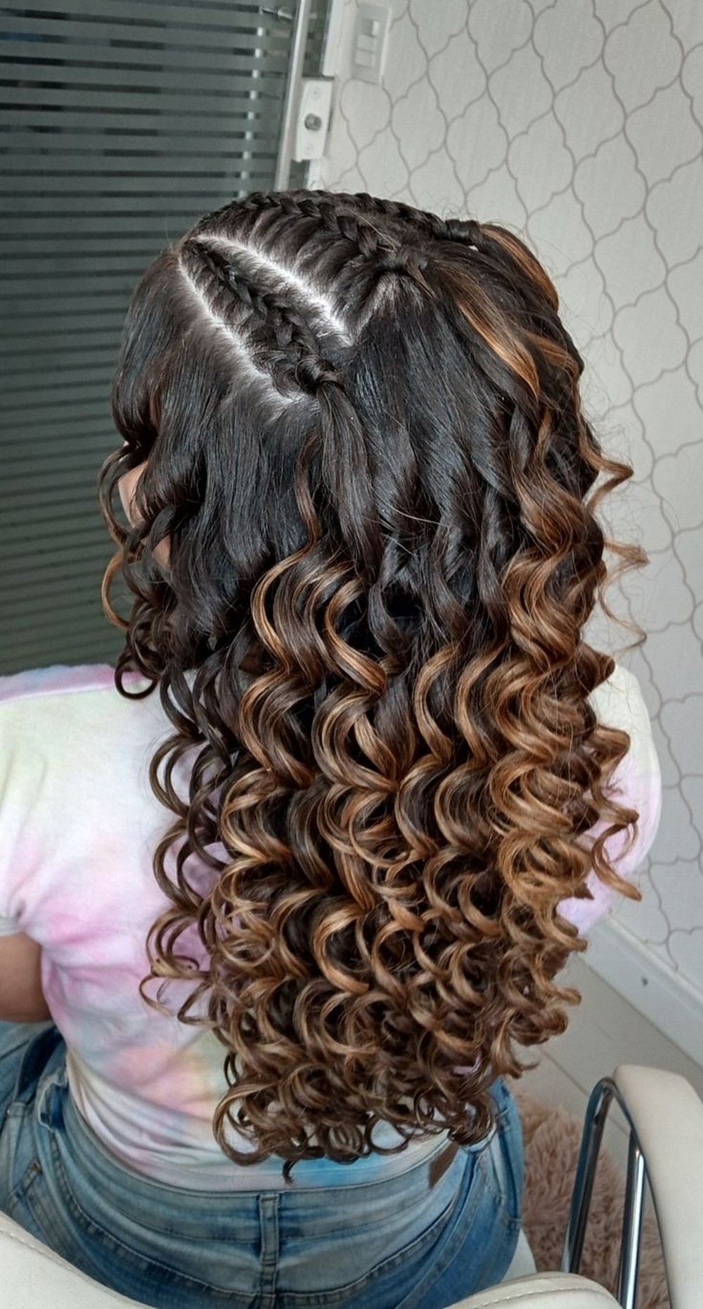 Penteado de 15 anos para cabelo cacheado: inspirações incríveis para ...