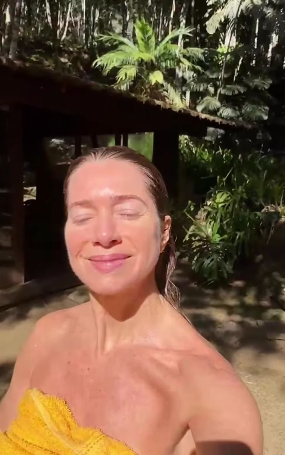 Letícia Spiller posa de biquíni e reúne momentos em meio à natureza ...