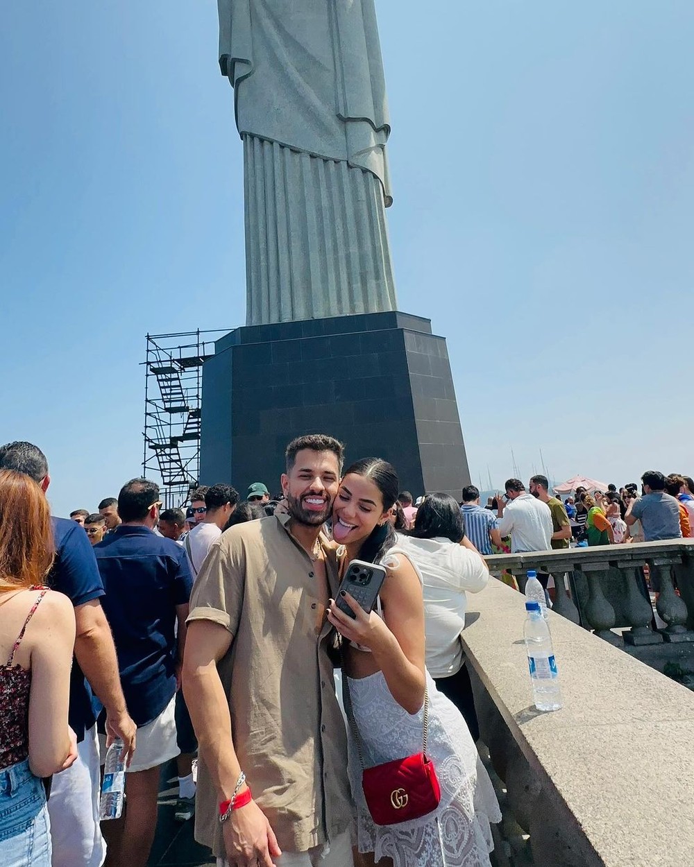 Ex-BBB Key Alves é pedida em namoro por sertanejo aos pés do Cristo ...