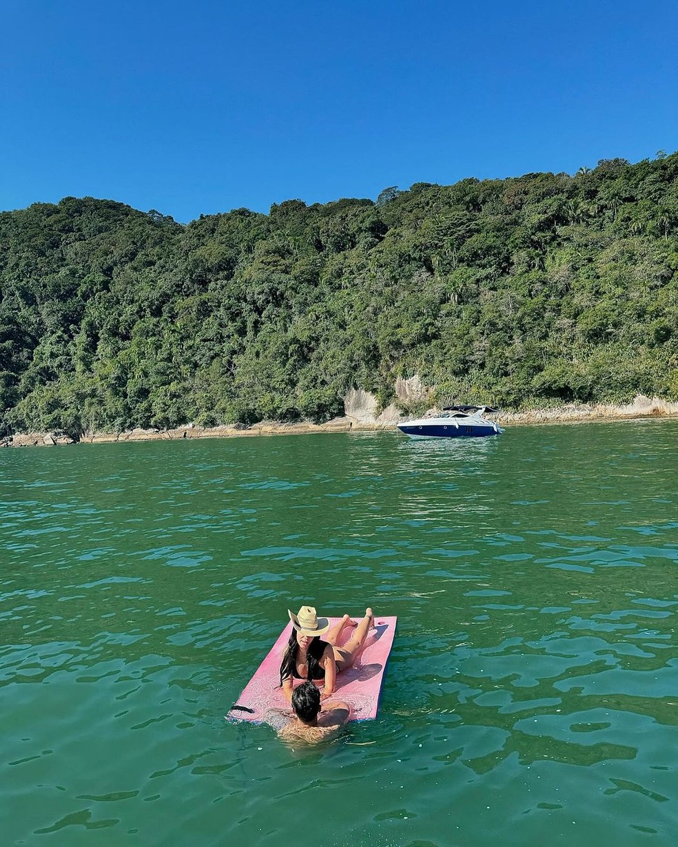 Key Alves completa seis meses de namoro trocando carinhos em alto-mar