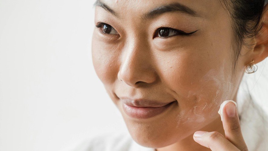 Ácidos AHAs, BHAs e retinol: como usar e combinar esses ativos de forma ...