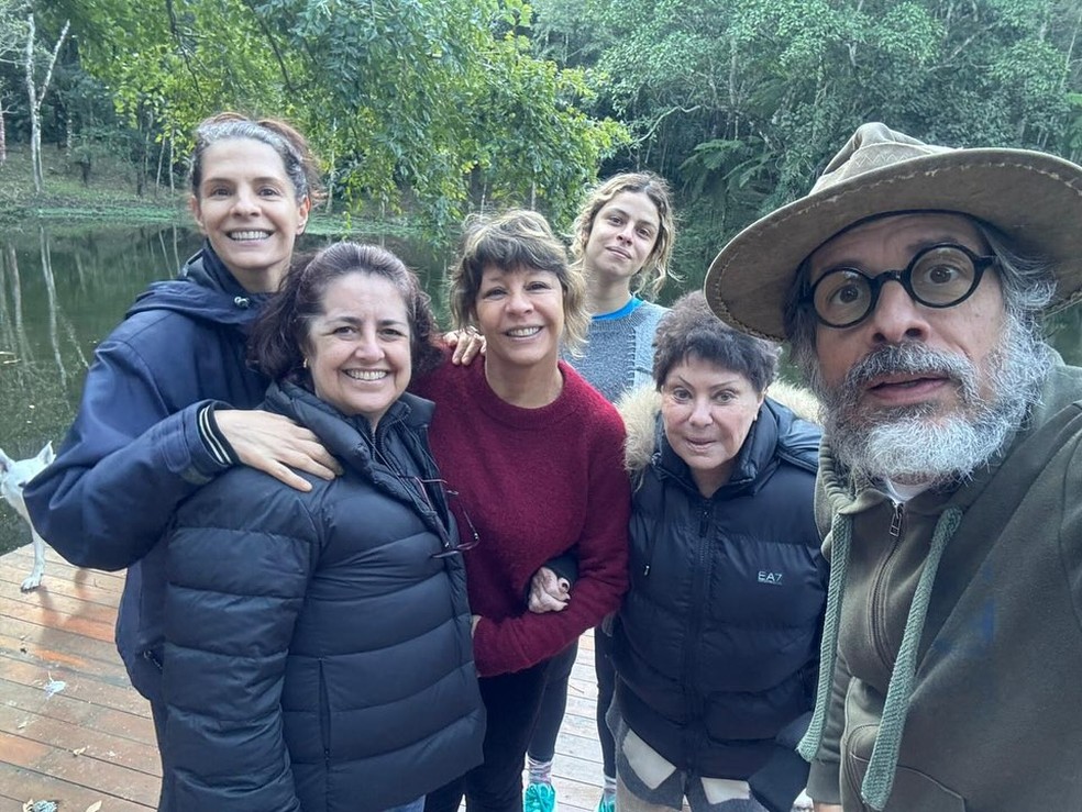 Levando vida discreta, Helena Ranaldi visita a família e publica ...