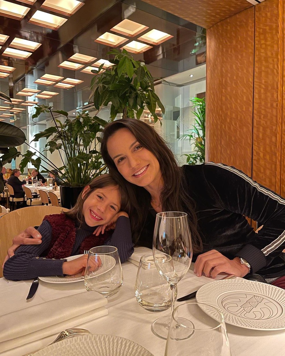 Kyra Gracie abre álbum de fotos com a família em Paris: 'Está demais'