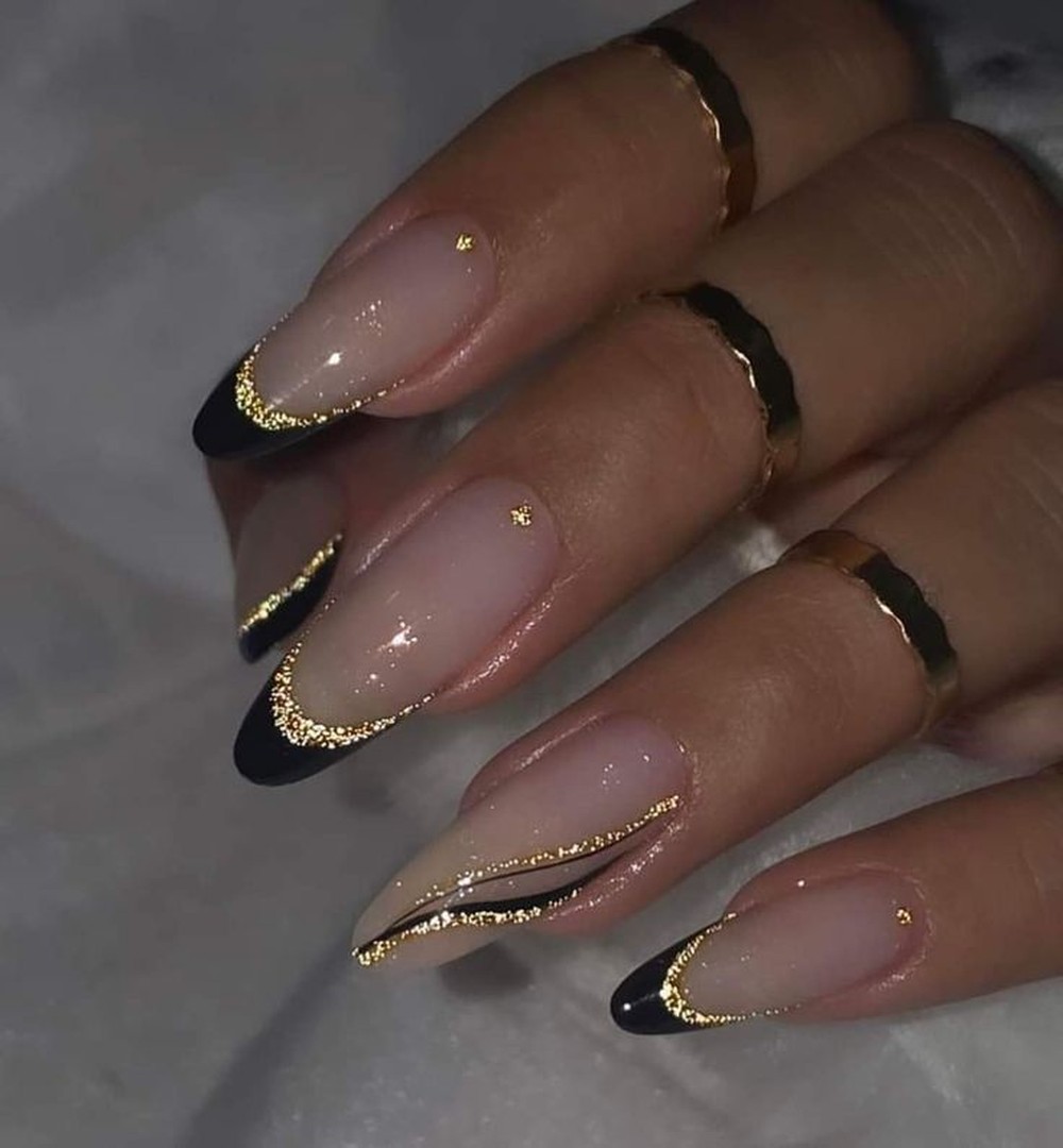 Unha preta decorada com glitter: o clássico dark com o glow do brilho