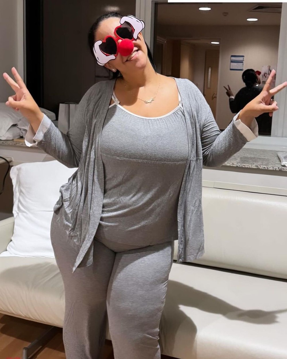 Fabiana Justus faz homenagem à enfermeira: 'Pronta para lutar junto comigo'