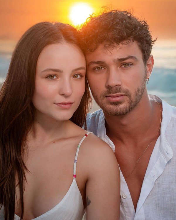 Larissa Manoela combina look com André Luiz Frambach em cliques na praia