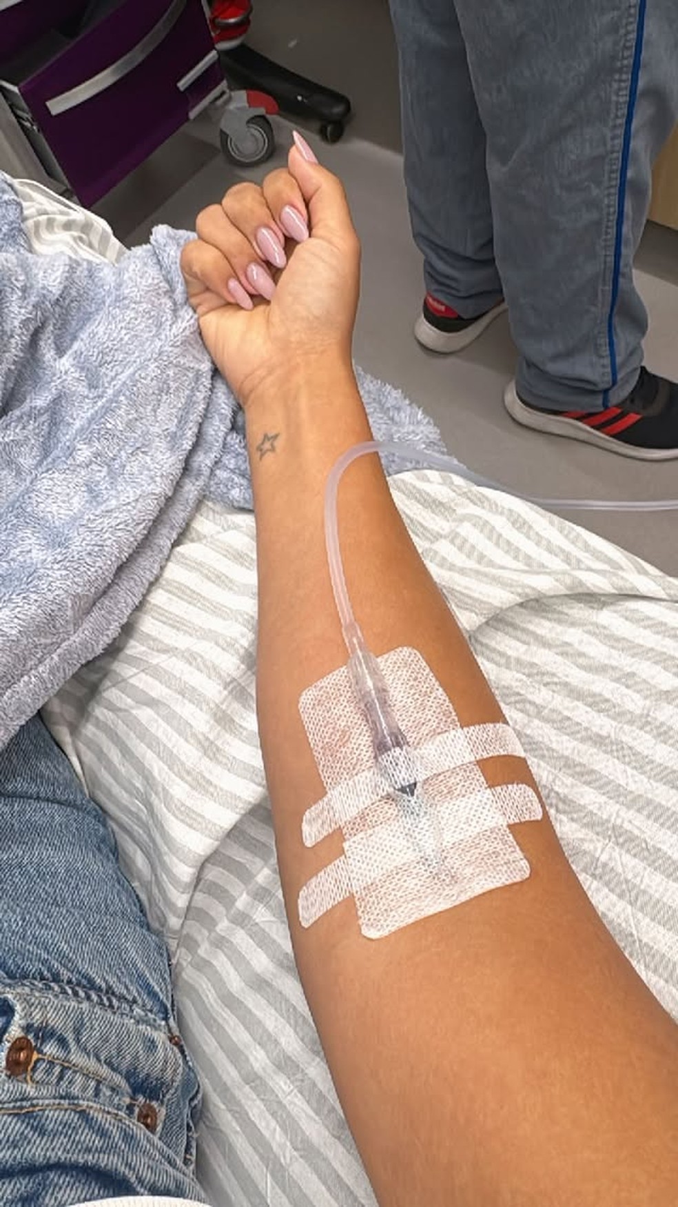Após show, Simone Mendes posta foto em hospital e revela diagnóstico ...