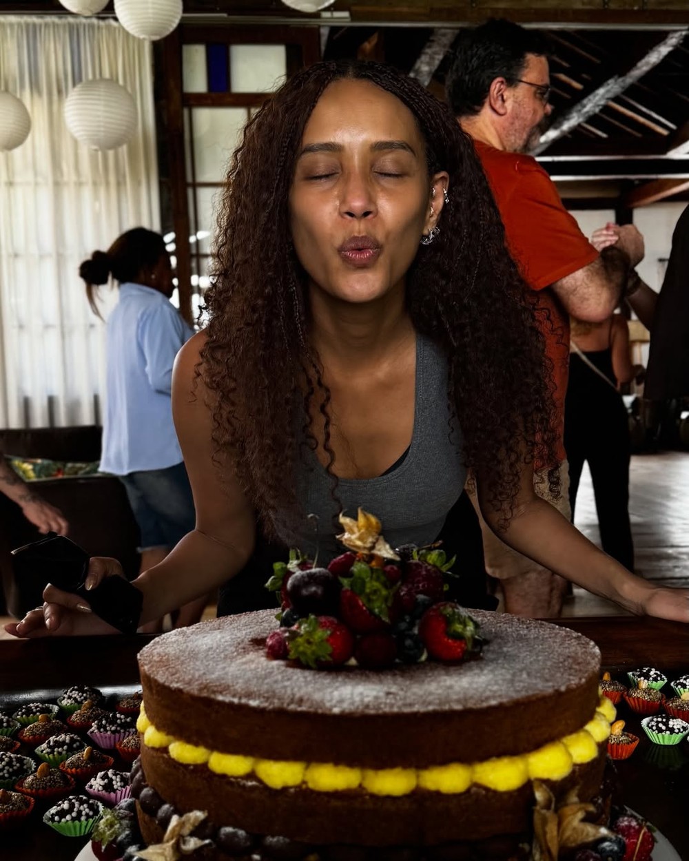 Taís Araujo abre álbum de super aniversário de 47 anos em hotel com ...