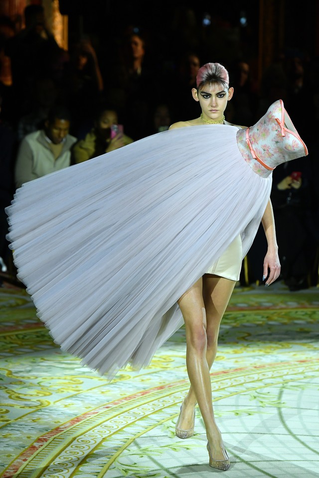 Alta-costura: Viktor & Rolf criam vestido de debutante surrealista