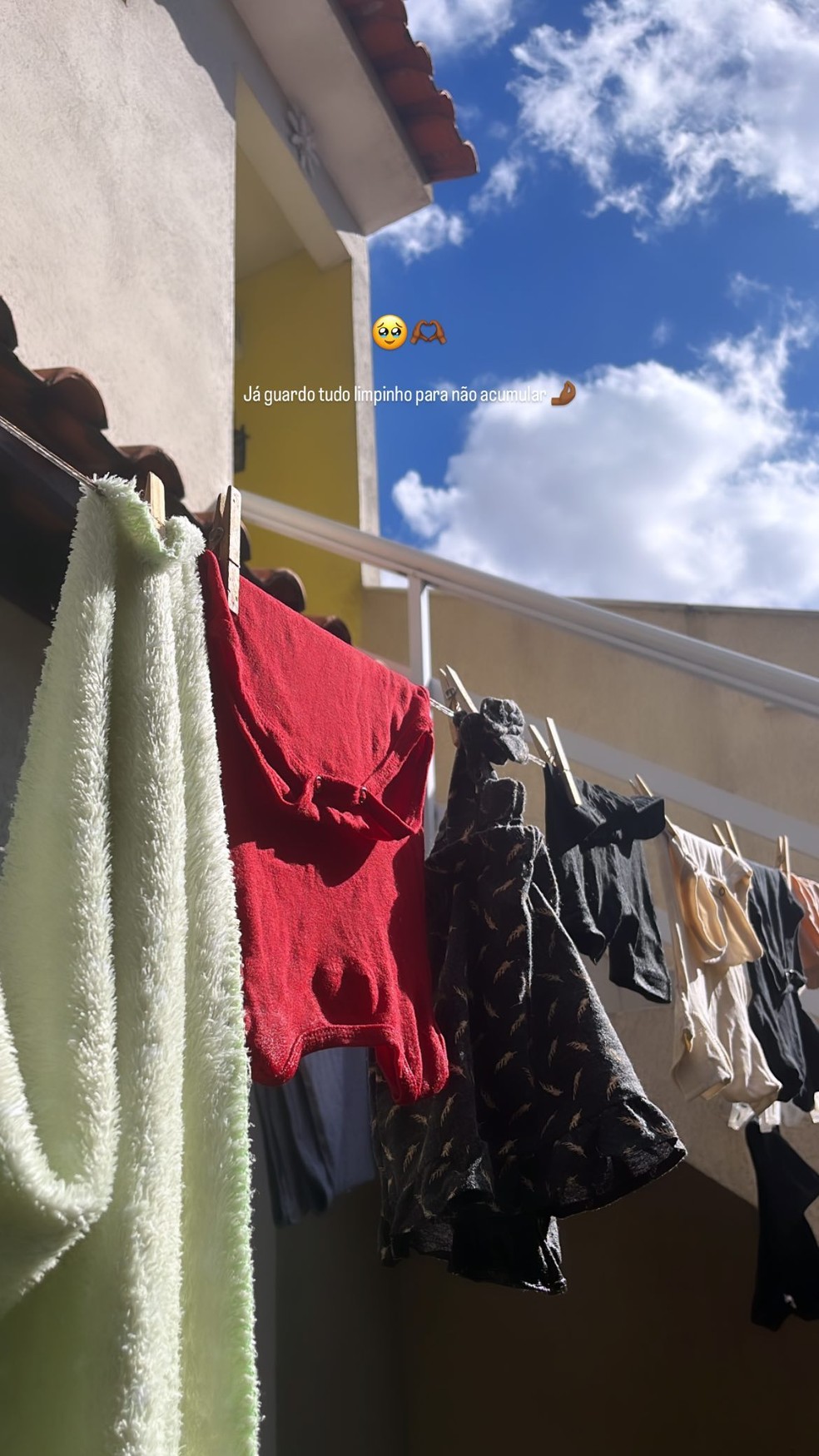 Após polêmica com Vitão, Suelen Gervásio mostra roupinhas de bebê no varal