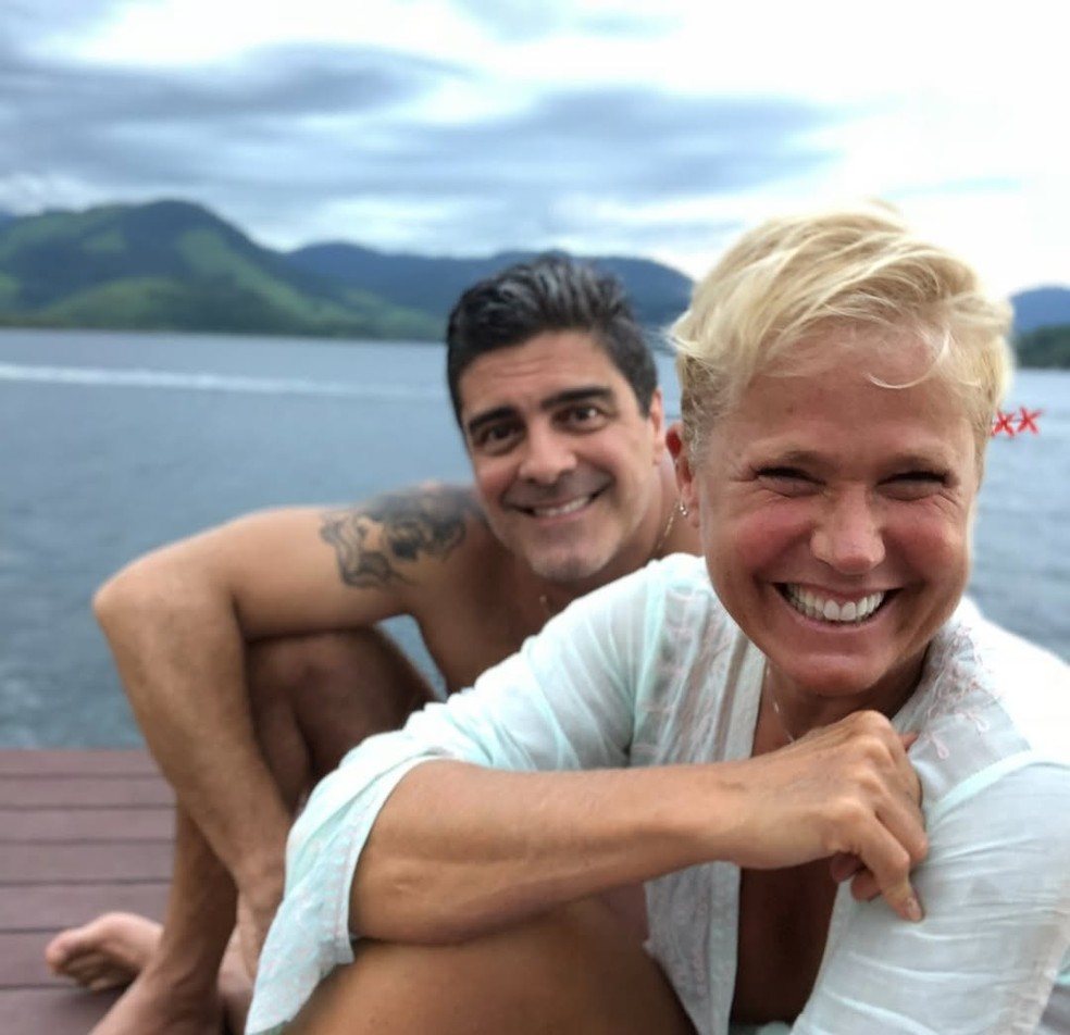 Sem maquiagem, Xuxa exibe beleza natural em fotos com Junno Andrade ...