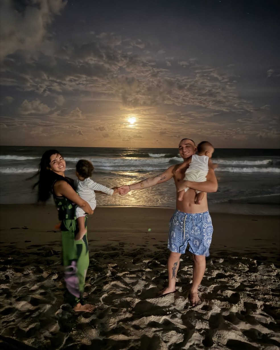 Ary Mirelle abre álbum de fotos na praia com João Gomes e os filhos ...