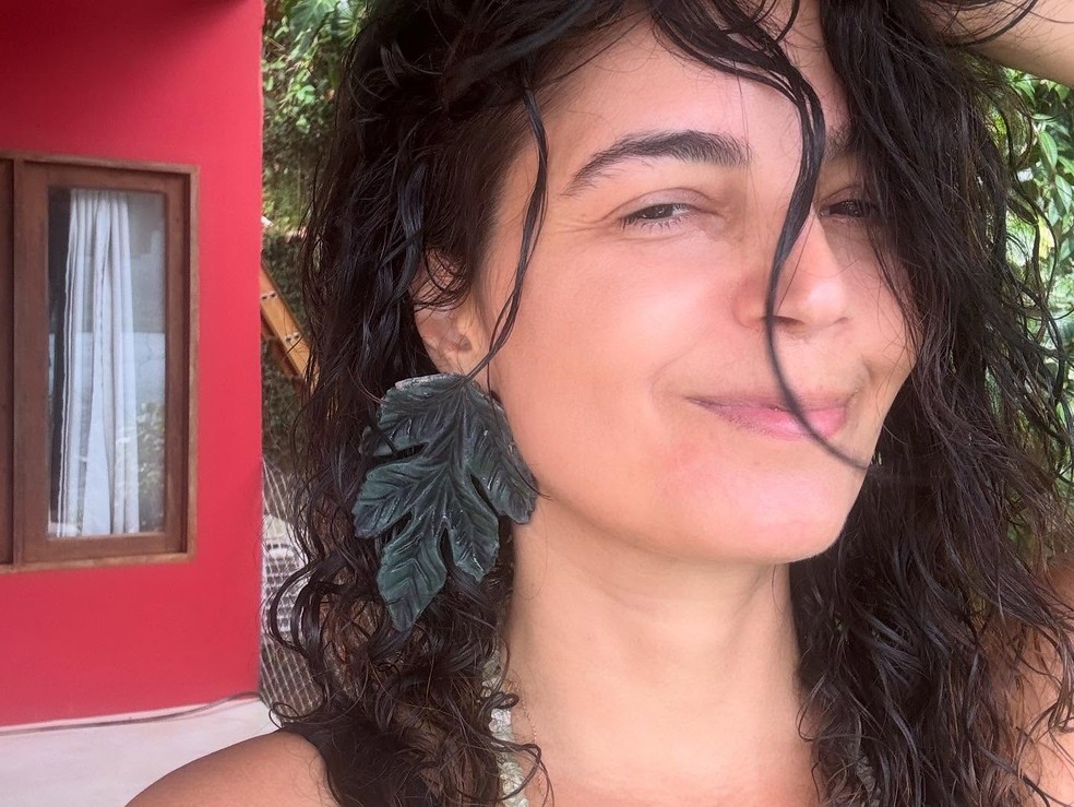 Emanuelle Araújo mostra banho de mar com o marido em viagem a dois: 'Pela lente do amor'