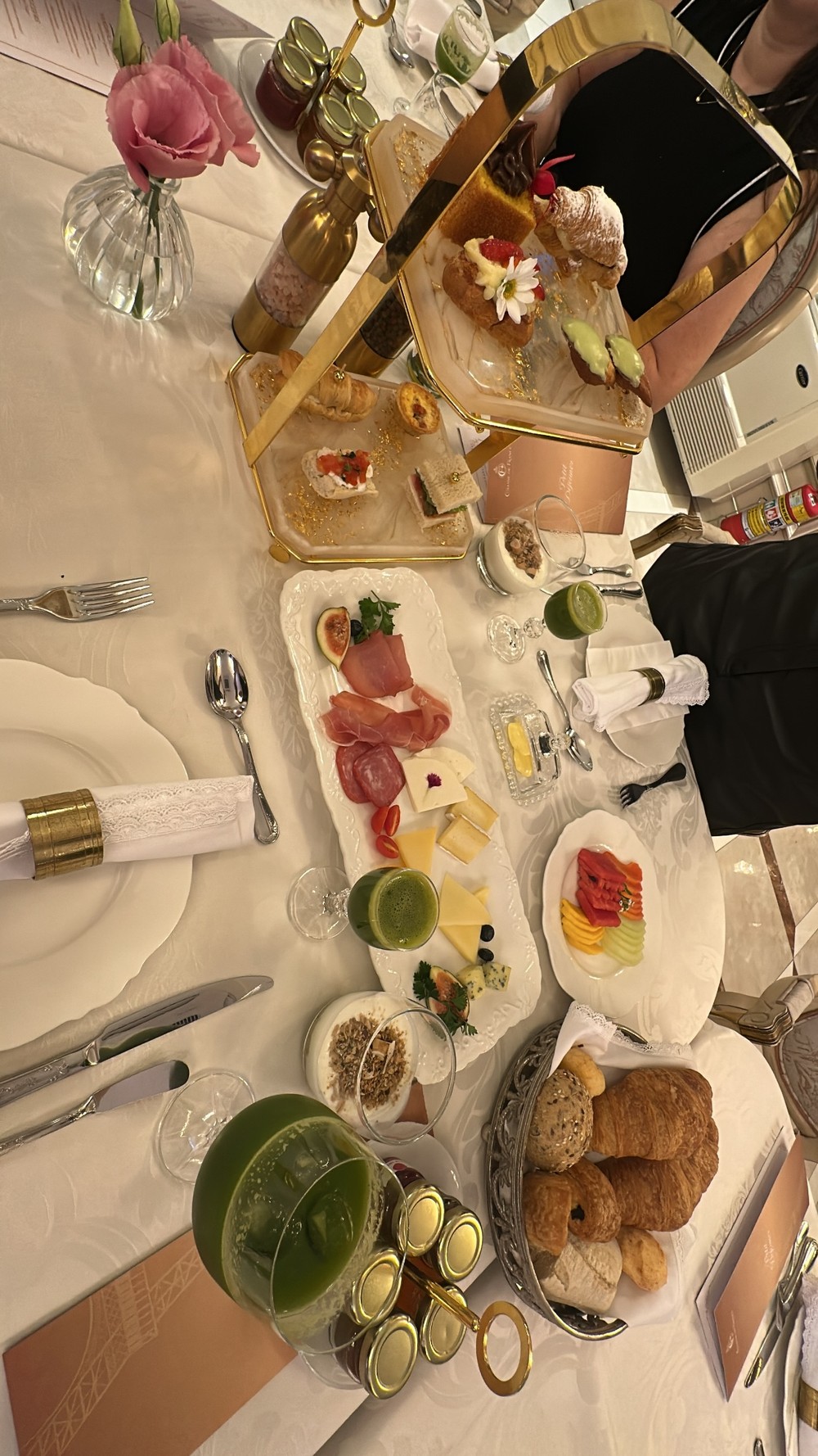 Ex-BBB Pyong Lee publica clique raro com a namorada 'low profile' em café da manhã romântico