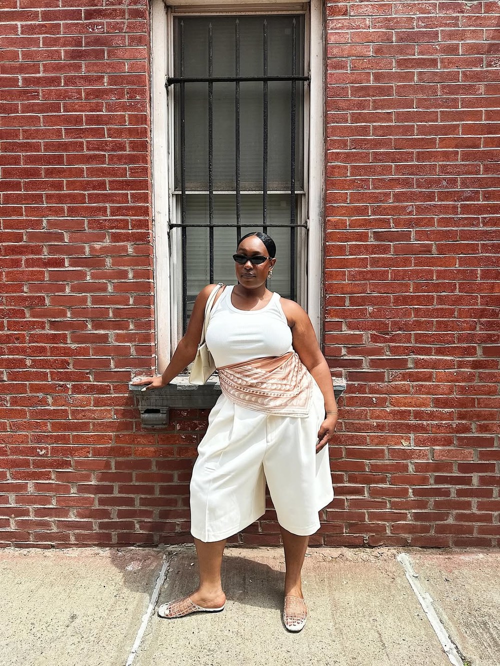 Lenço na cintura: como usar o truque de styling mais estiloso do momento