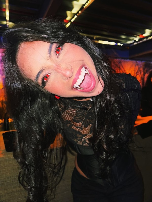 De vampira, Vanessa Lopes faz sucesso com ensaio de fotos no carro