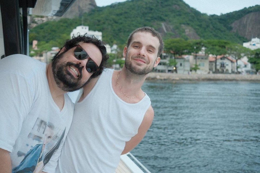 Agatha Moreira surge em clima de romance com Rodrigo Simas em passeio ...