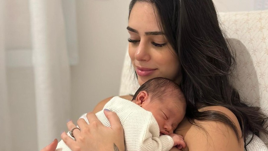 Bruna Biancardi celebra um mês da filha, Mavie: 'Meu pacotinho'