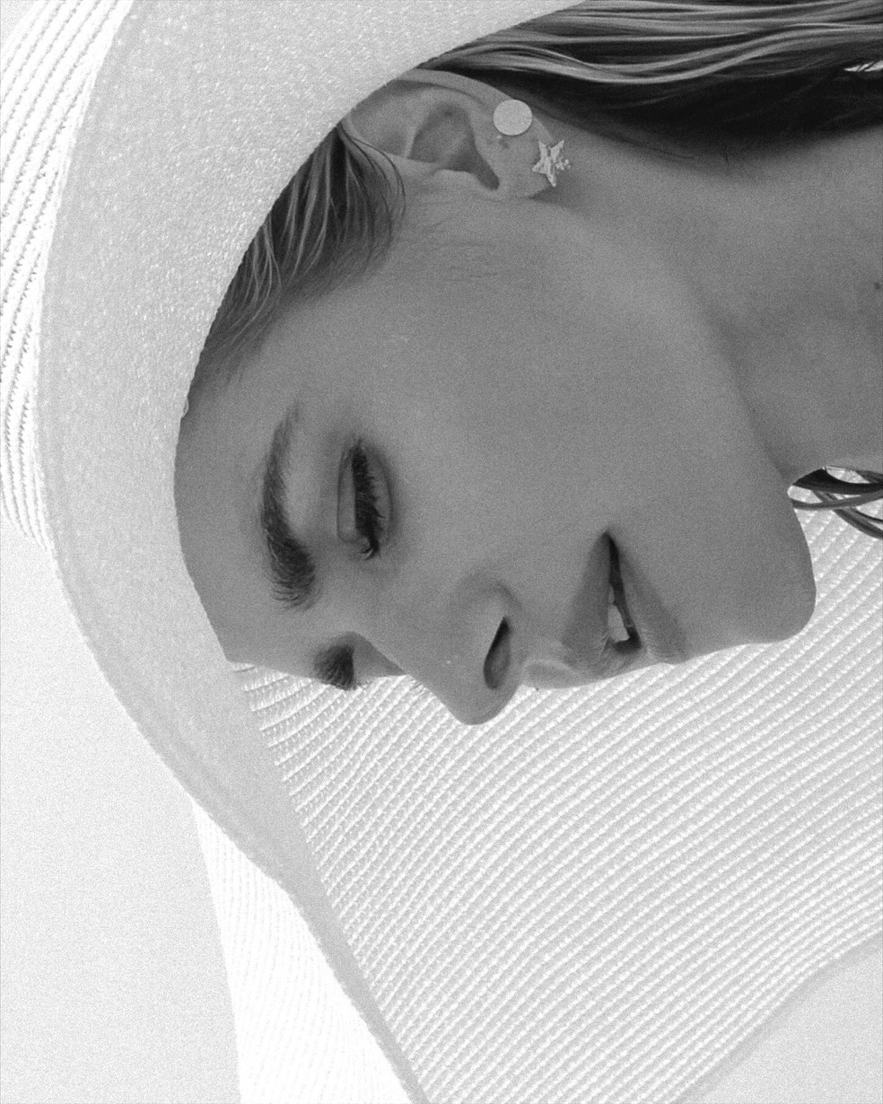 Em dia de calorão, Monique Alfradique eleva a temperatura com fotos de biquíni: 'Rio 40 graus'