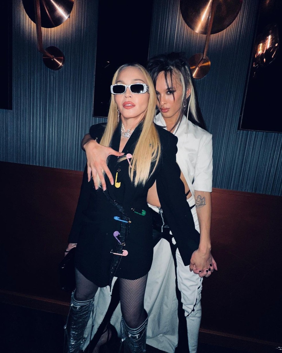 Quem é bailarina trans que Madonna beijou em show histórico em Copacabana