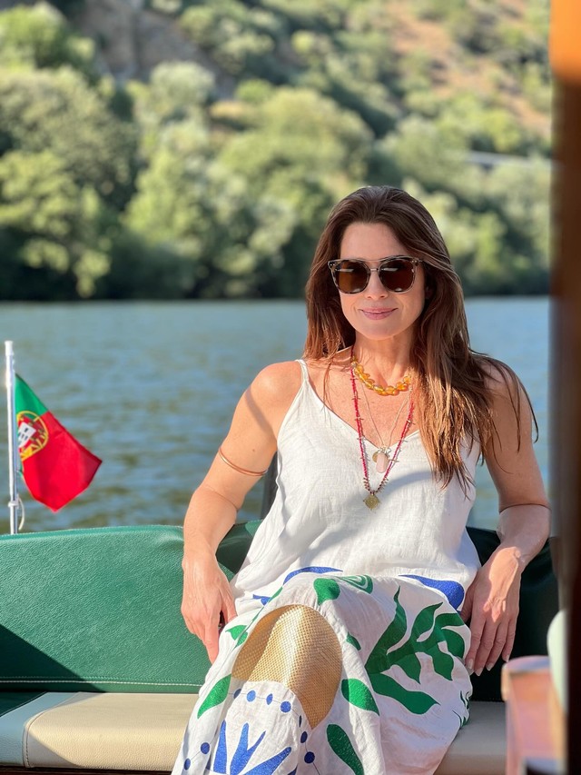 Leticia Spiller posa de biquíni no verão europeu e surge ao lado do ...