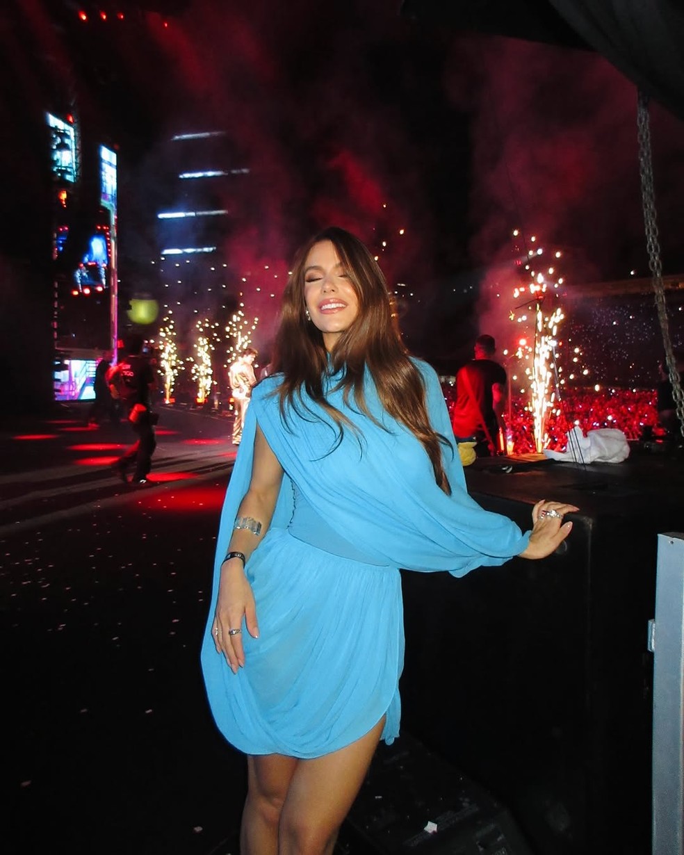 Jade Magalhães escolhe minivestido drapeado de R$ 21 mil para fim da turnê de Luan Santana